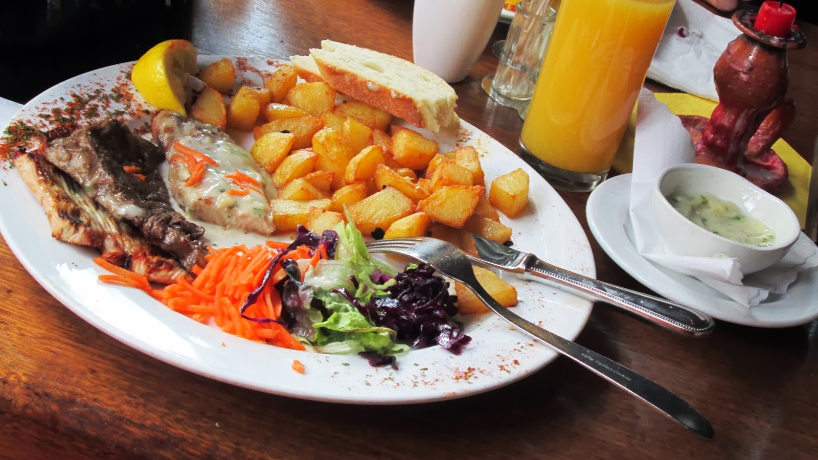 Caietul cu retete vechi si noi: Meniuri nemtesti - platou cu 3 fripturi