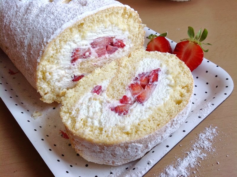 PIŠKOTOVÁ ROLÁDA S TVAROHOVO-SMETANOVÝM KRÉMEM – dobryrecept