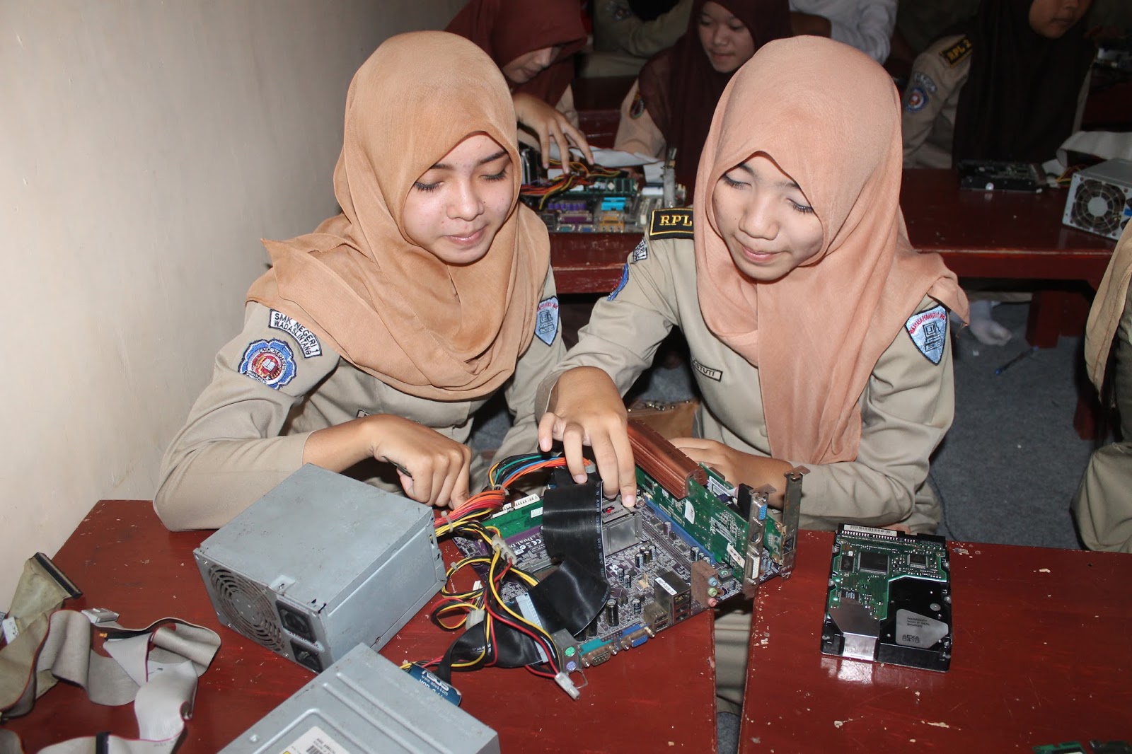 ini dia foto foto keserius siswa SMK N 1 Wadaslintang PKL di MK Computer Kebumen - Tempat PKL ...
