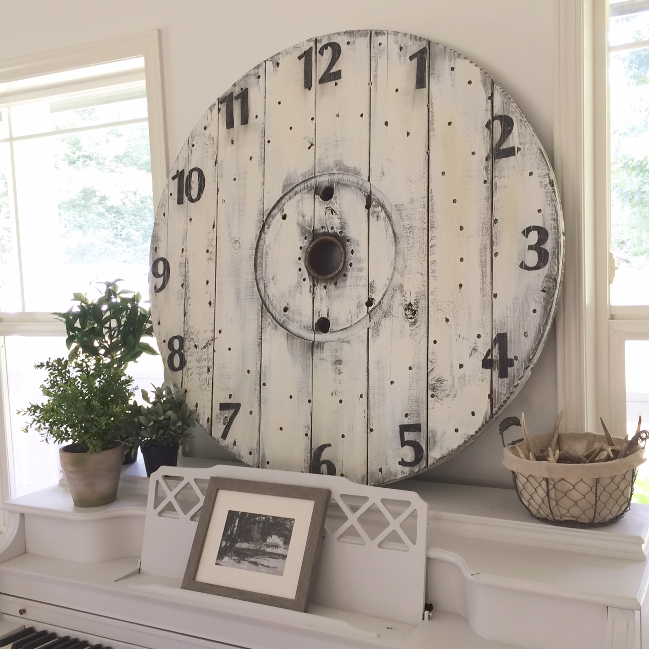 Little Farmstead: DIY Farmhouse Wood Spool Clock