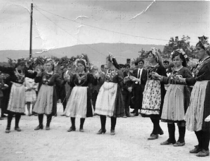ΕΛΛΗΝΙΚΗ ΠΑΡΑΔΟΣΗ - ΜΑΚΕΔΟΝΙΑ: ΠΑΡΑΔΟΣΙΑΚΗ ΦΟΡΕΣΙΑ ΣΤΑ ΠΙΕΡΙΑ