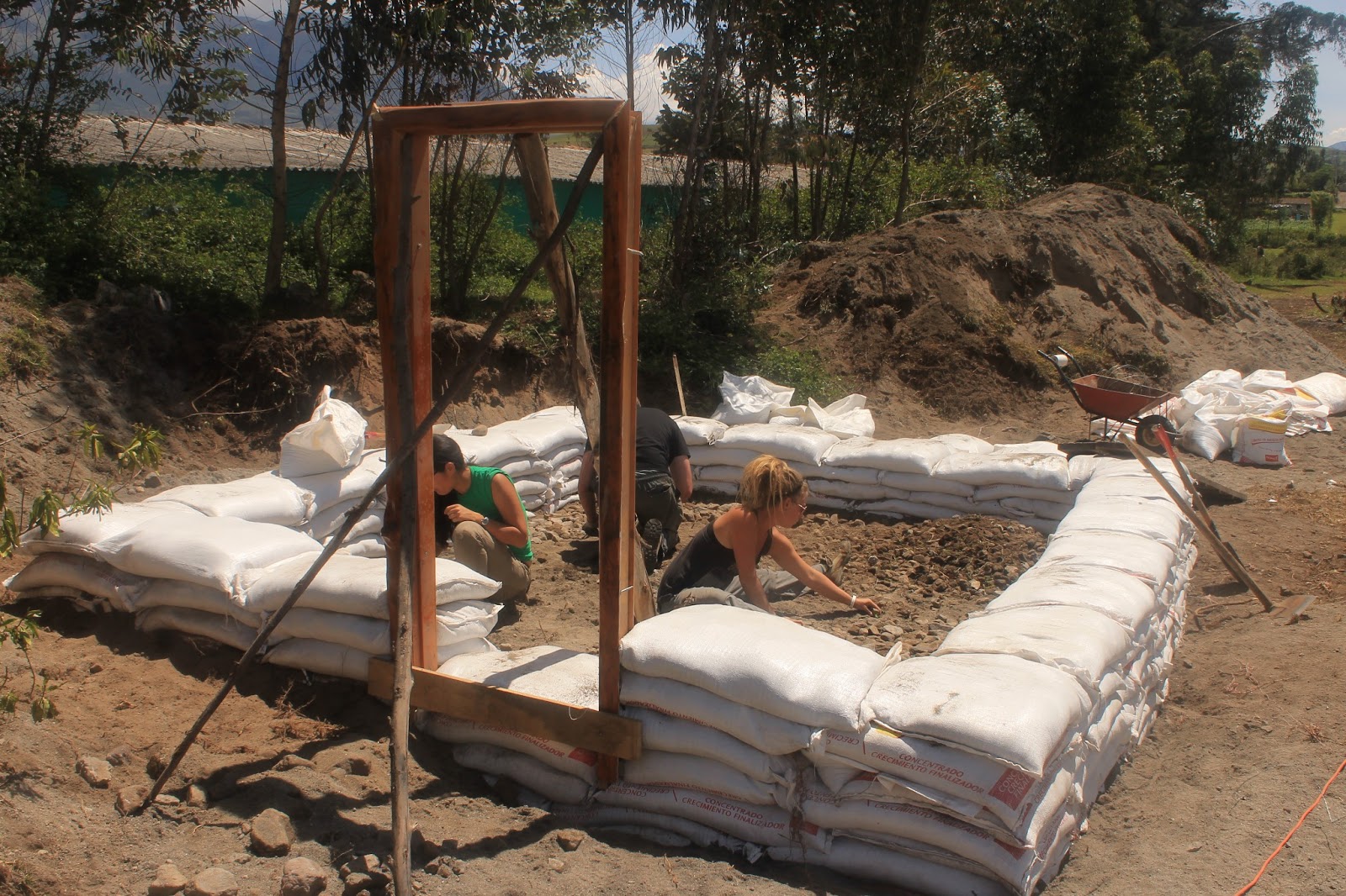 Wheelingit South America: How to build a sack house