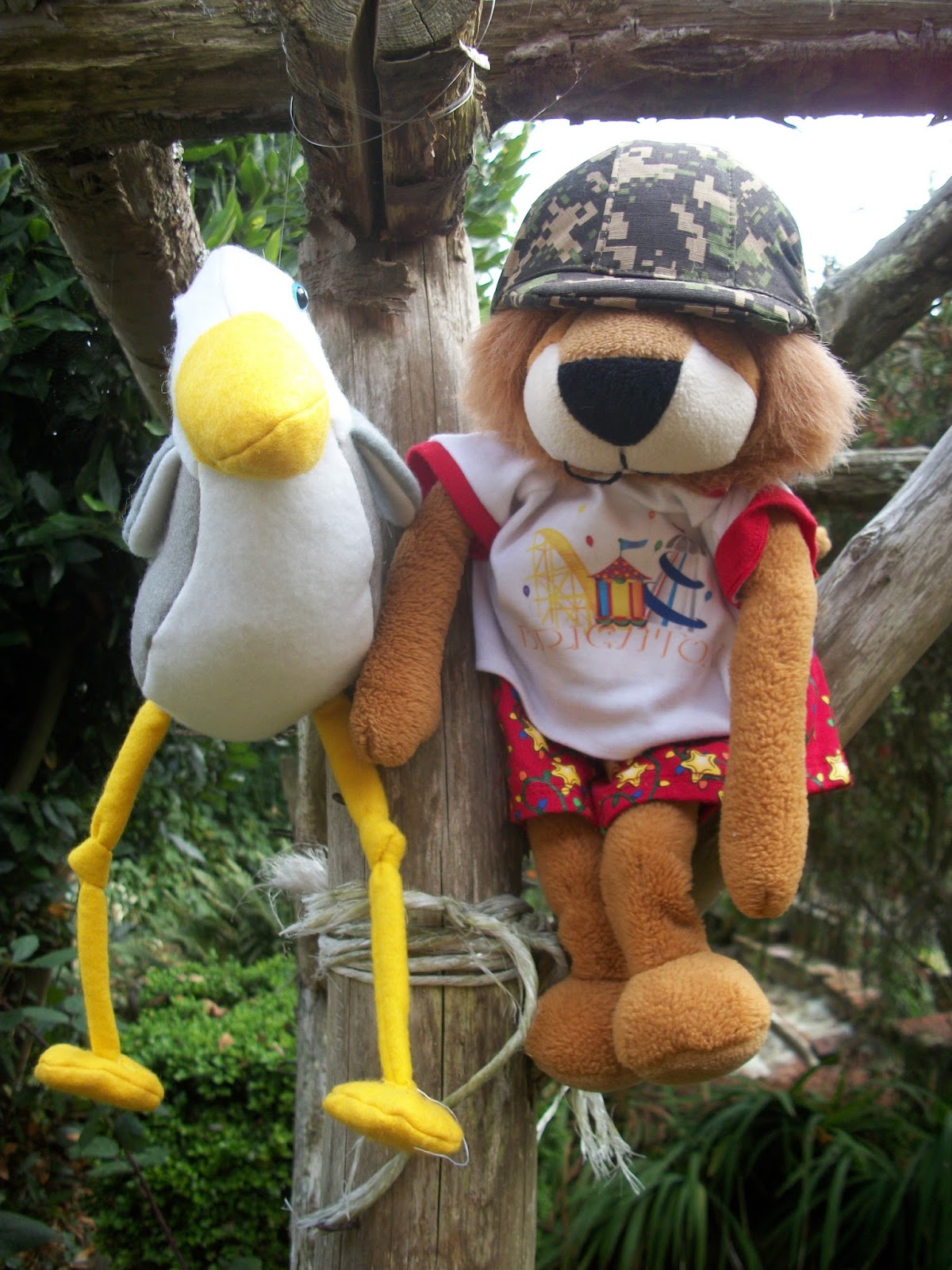 What's Lenny Up To Now?!: LENNY 'HIRES' A SEAGULL...??!!