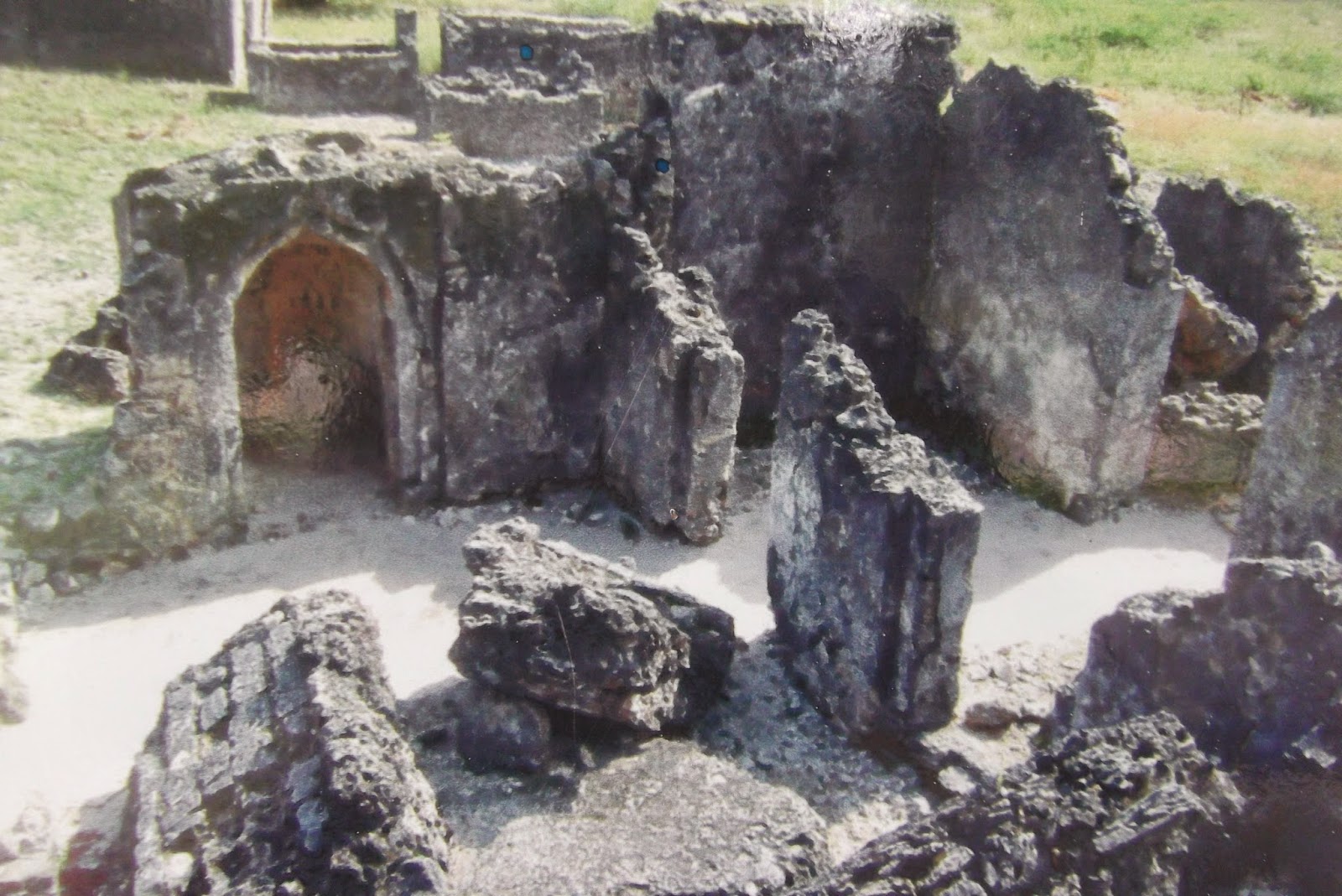 13TH CENTURY MOSQUE AT KAOLE RUINS