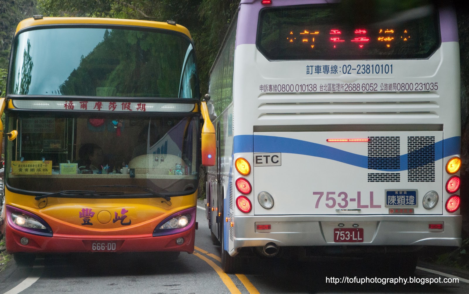 Tofu Photography: Two buses passing