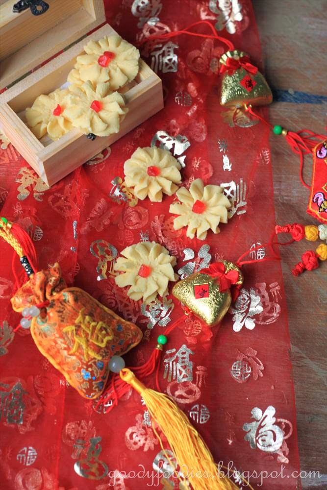 GoodyFoodies: Recipe: Dahlia butter cookies (Kuih Semperit) (CNY)