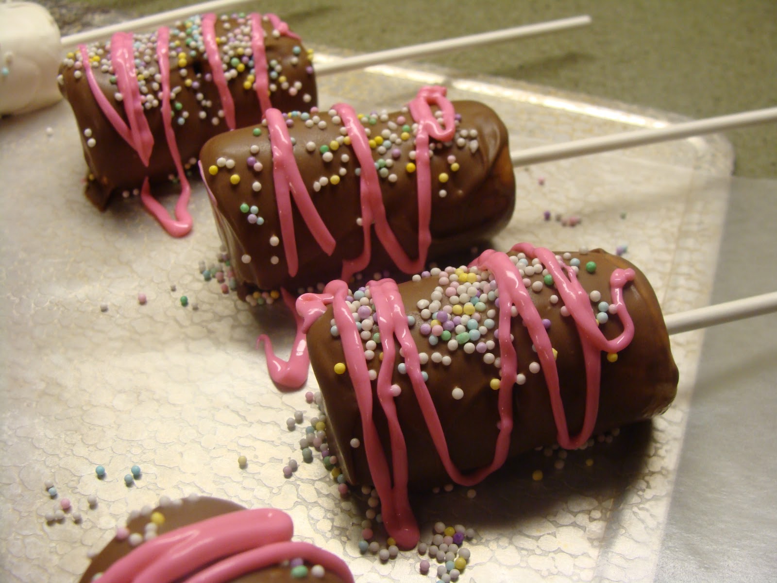 Kristi's Recipe Box: Chocolate-Dipped Marshmallow Pops