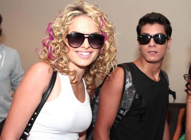 teen rebelde: Lua Blanco e Arthur Aguiar chegam de mãos dadas no Capricho