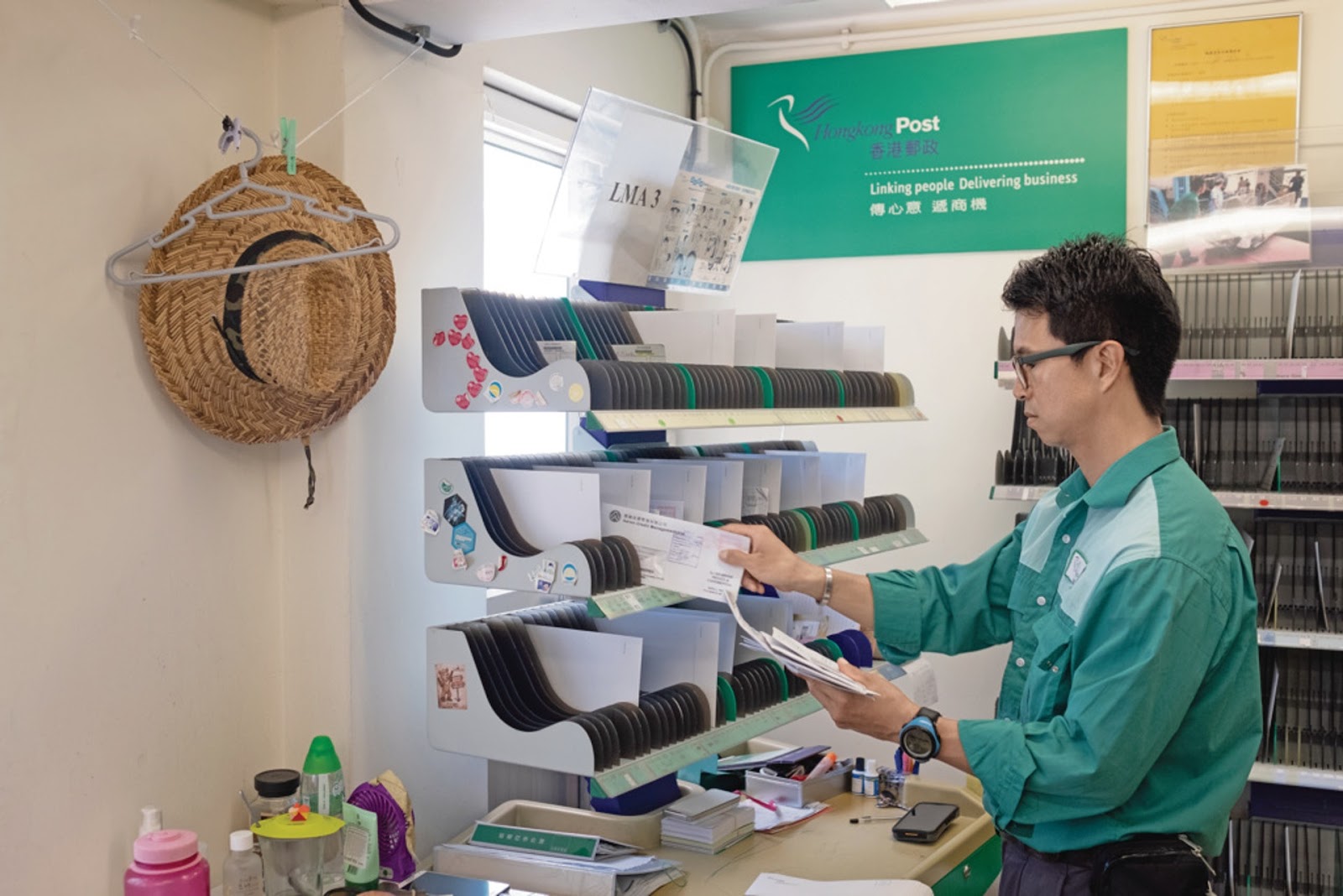 香港郵差特別專欄 : 日揹16公斤送信袋派信 郵差：冷氣機撞穿頭(香港01) - 郵差權益大連線 Realguts Postman | 別再為 ...