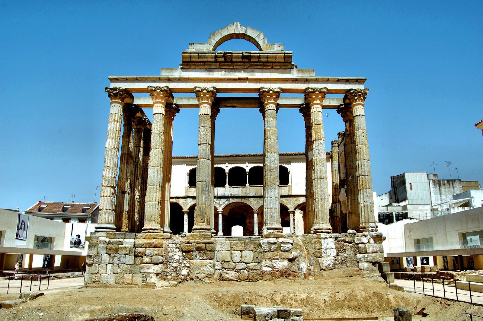 Templo de Diana de Mérida ~ Adictos a los viajes - Blog de viajes