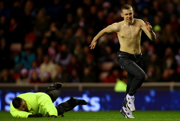 Pitch invader makes fun of stewards during Sunderland vs Chelsea game ...