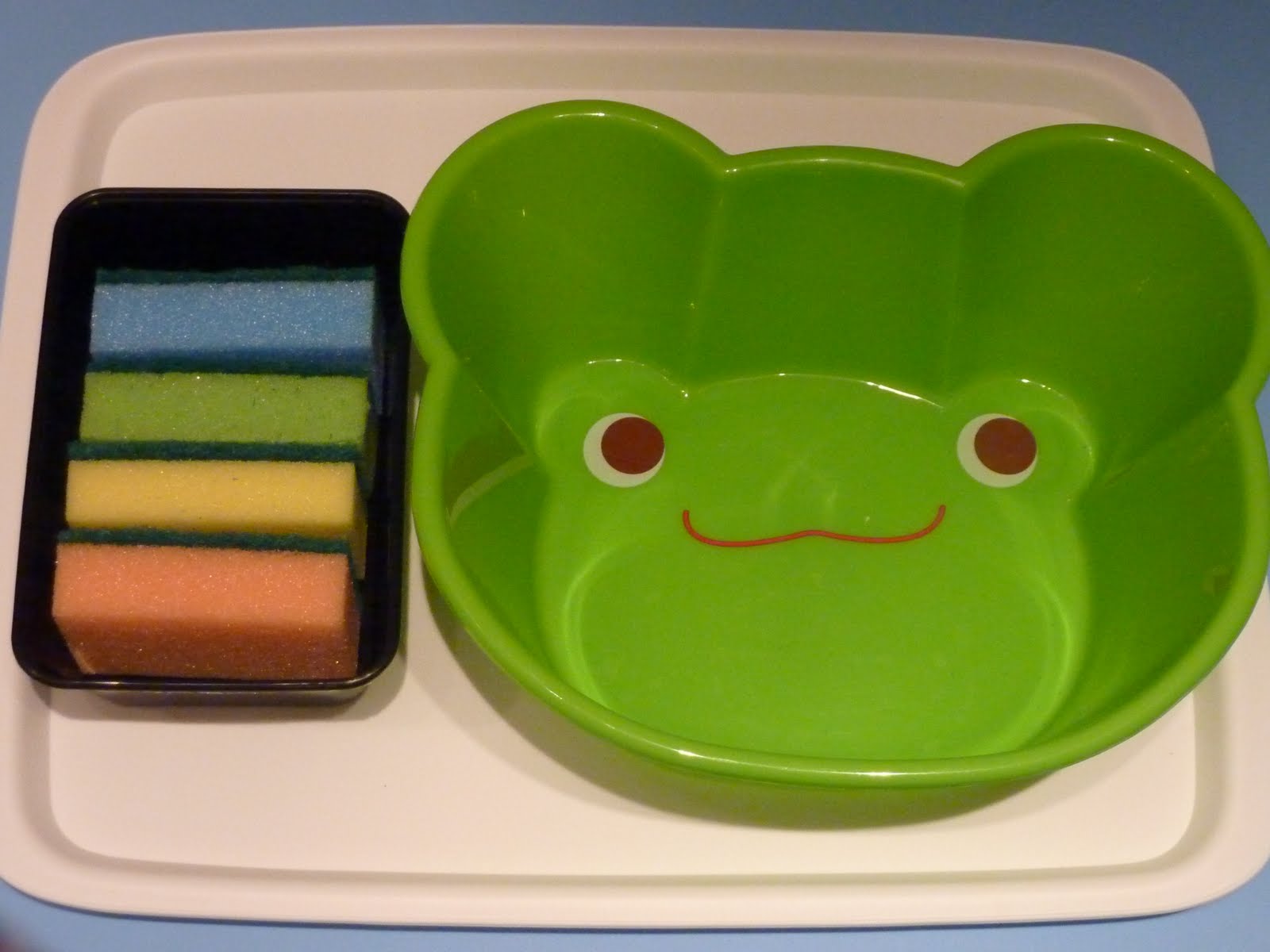 Family FECS: Montessori Activity: Squeezing Sponge/Klemme Svamp/挤海绵 [jǐ ...