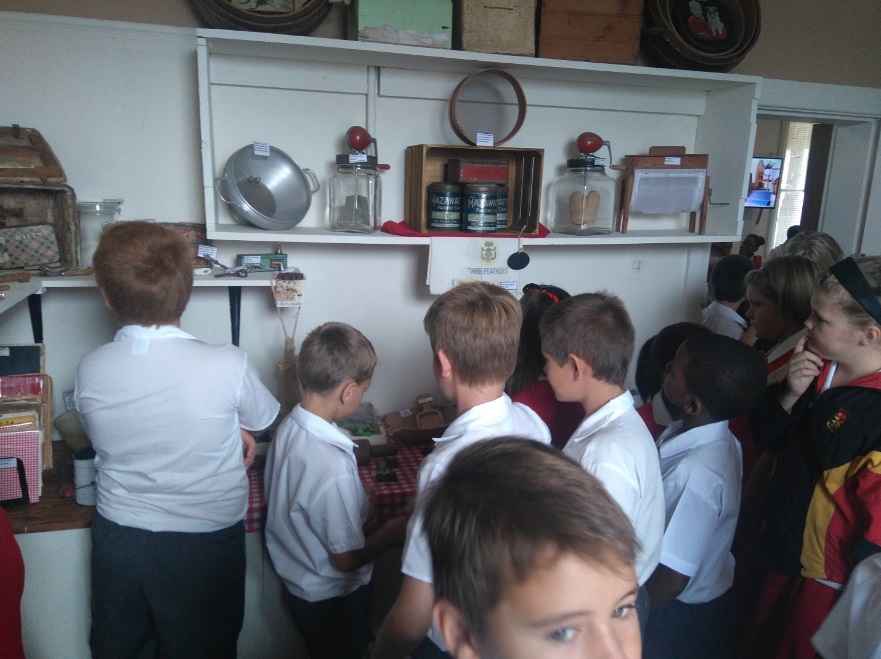 Shell & Humansdorp Museums : Laerskool Stulting besoek Humansdorp Museum