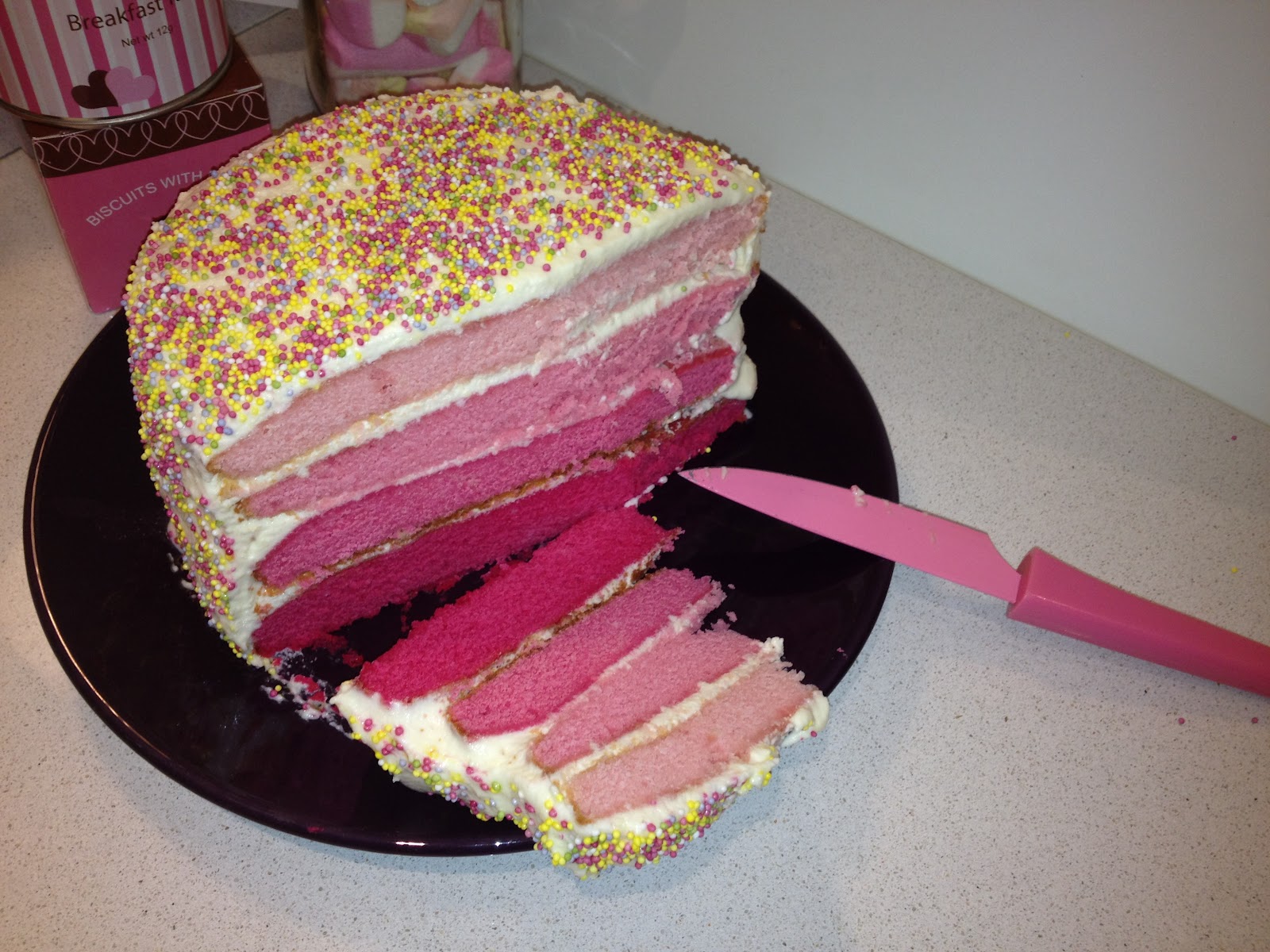SALLY IS SWEET: Bizcocho rosa, degradado de color. Cobertura de nata&queso.
