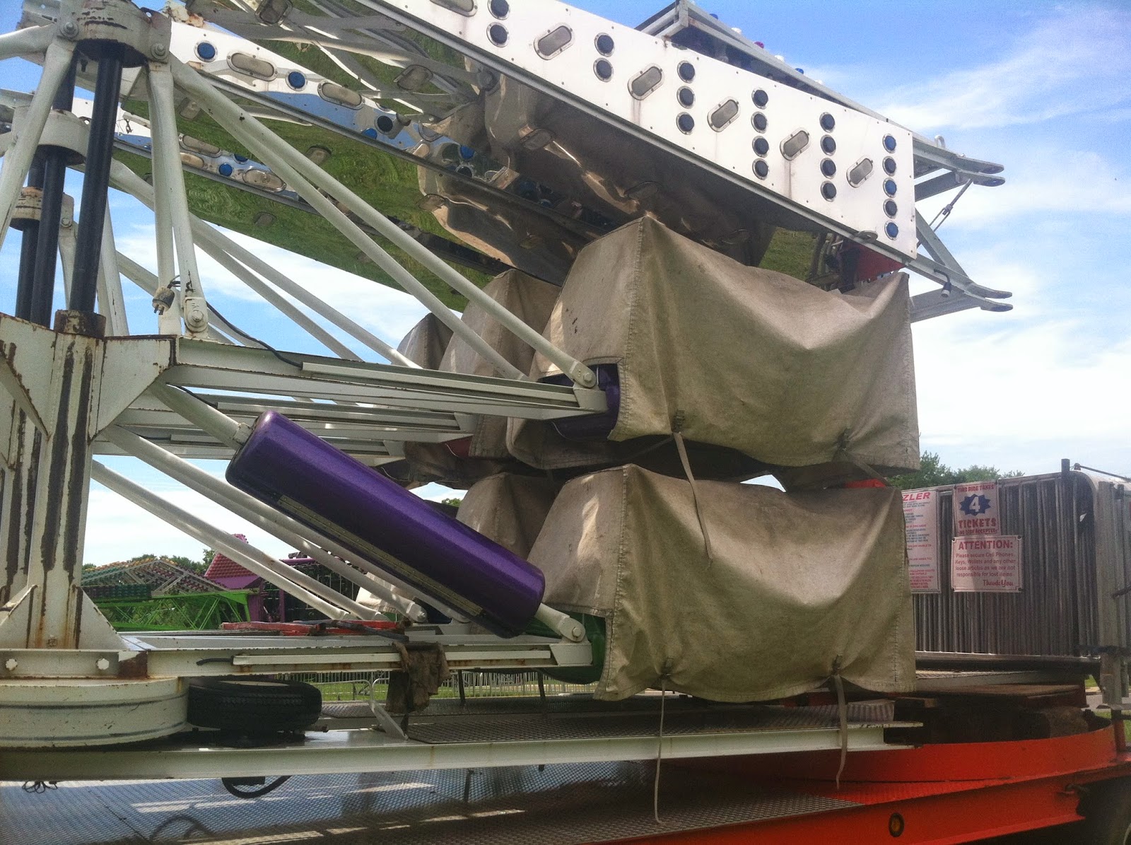 Carnival Chasing : Snyders Amusements setting up the Middletown ...