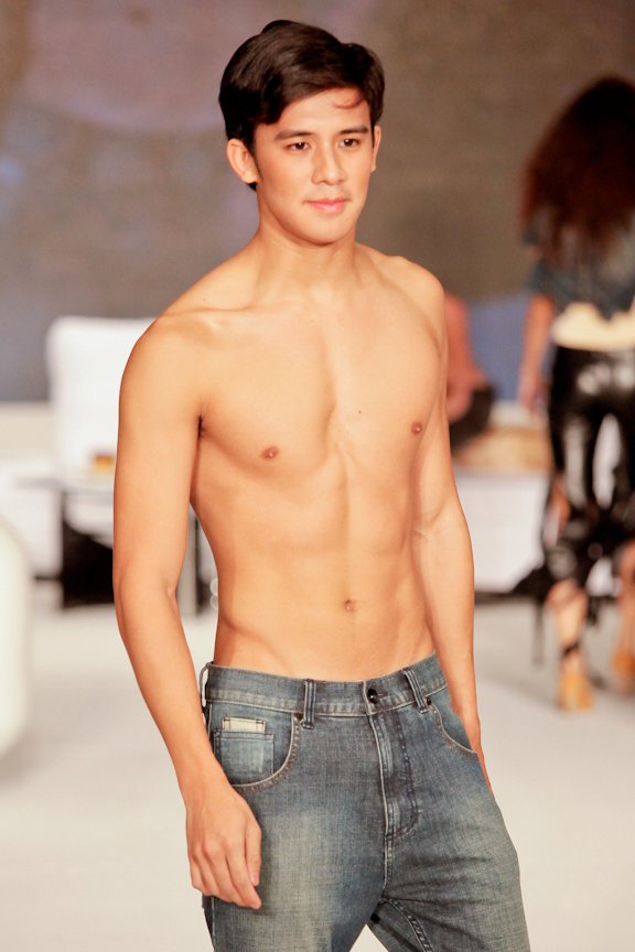 Effing the Lens: Philippine Fashion Week | Rusty Lopez Holiday ...