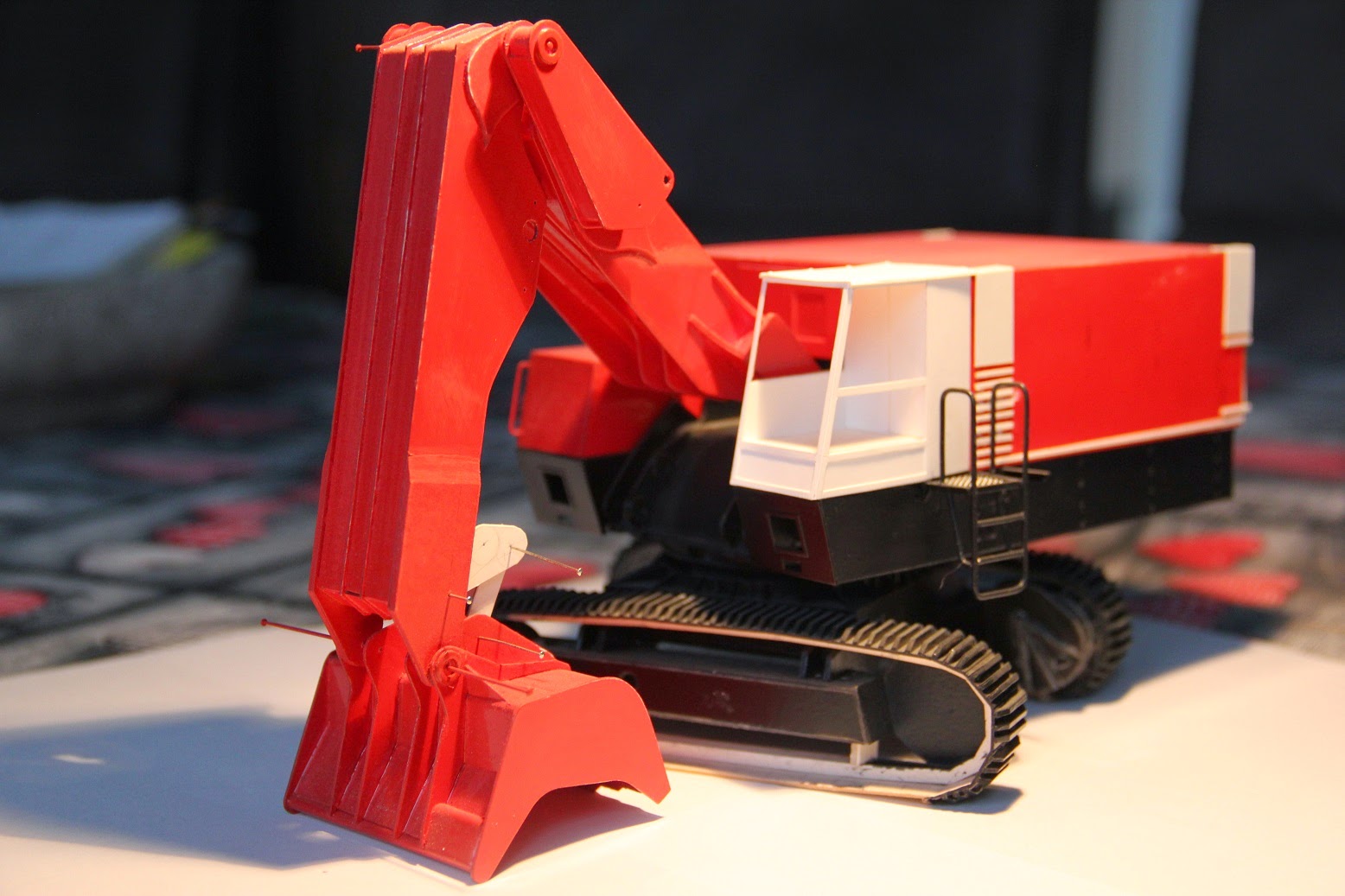 Les engins de chantier POCLAIN et LIEBHERR.