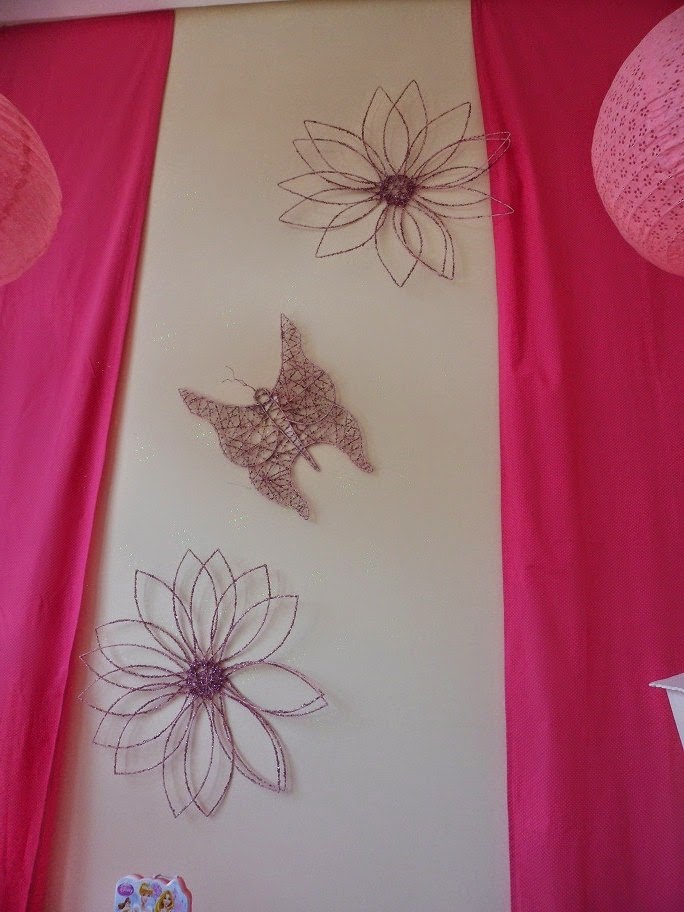 Futrika Locações para Festa: FLOR E BORBOLETA DE TETO OU PAREDE EM ARAMADO