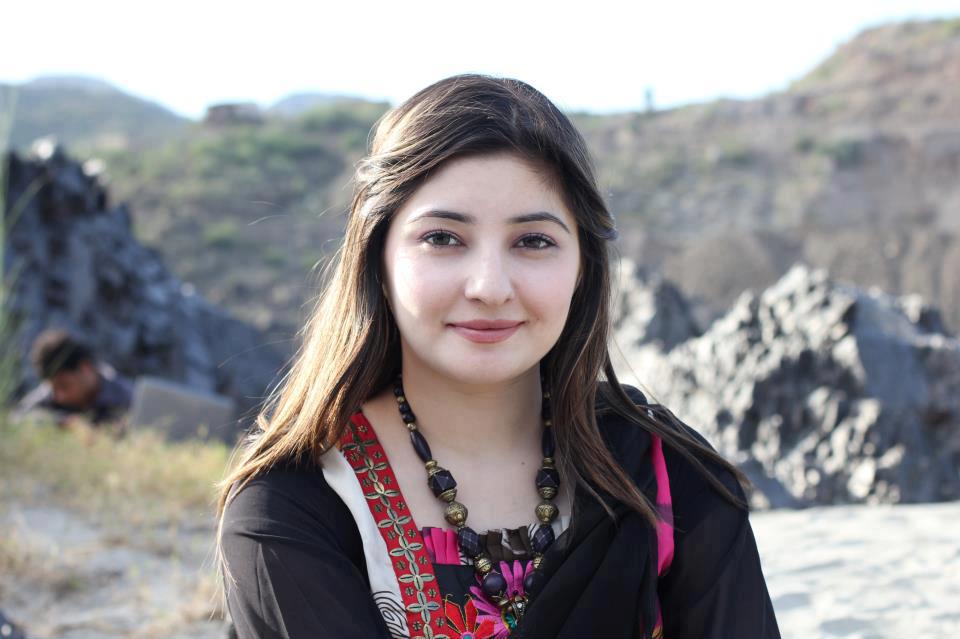 gul panra is Beautiful girl she is very Good Pashto Cd drama singer ...
