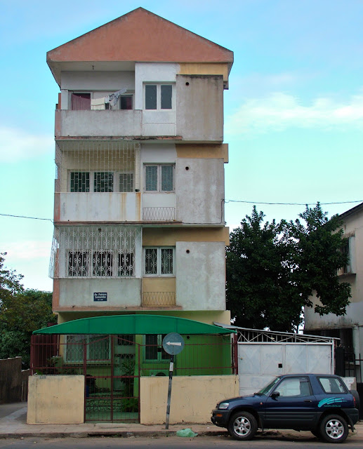 Prédio estreito na Av. Lumumba de Maputo