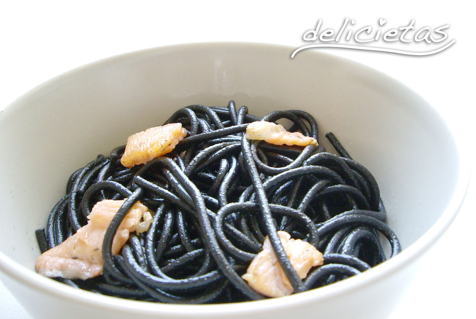 www.delicietas.es: Spaghetti al nero di sepia con salmón al ajillo