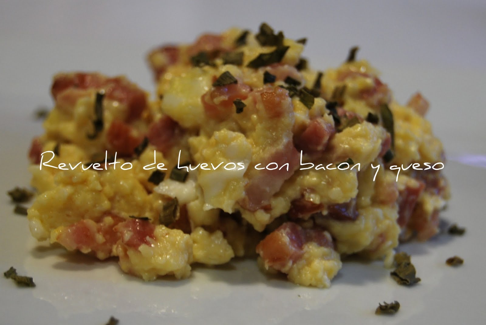 ligero y rico: Revuelto de huevos con bacon y queso