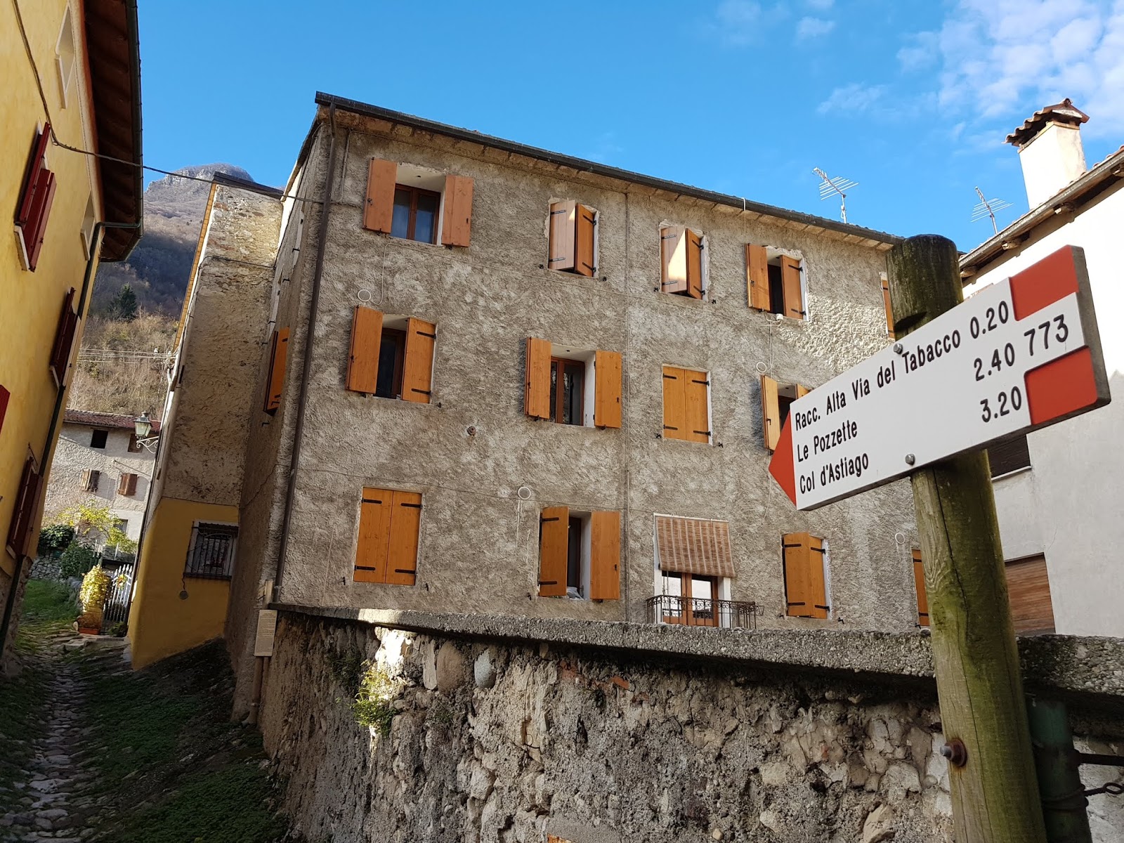 Su strade e sentieri: COL D'ASTIAGO (m. 1.241) - SENTIERO DEL VU - Val ...