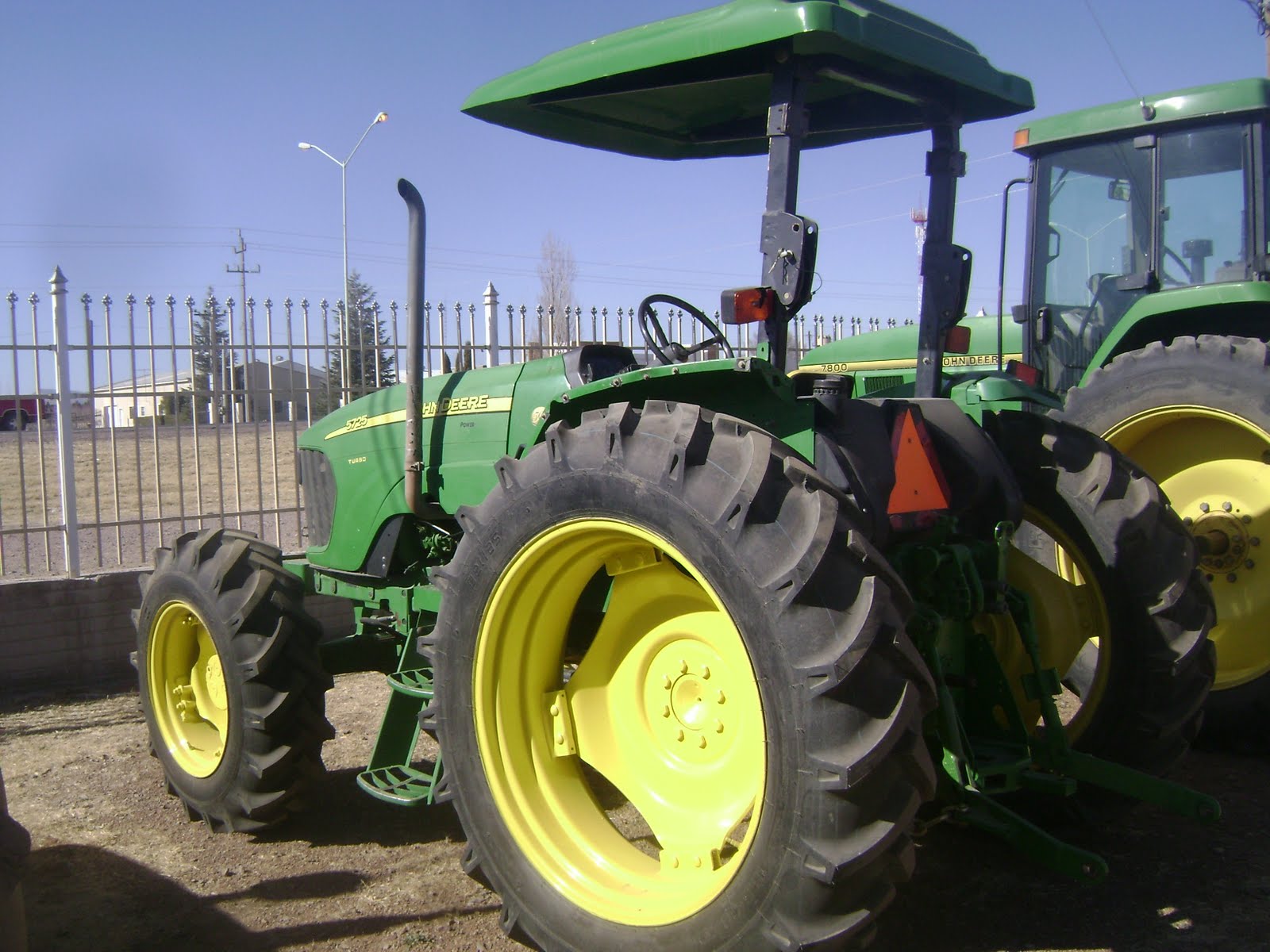 MAQUINARIA AGRICOLA INDUSTRIAL: Tractor John Deere 5725 4x4 $24,300 Dlls.