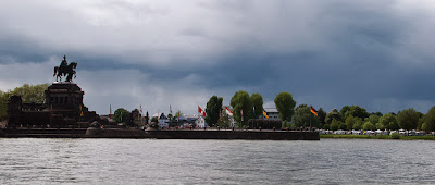 Ploaia de cuvinte: Valea Rinului - siragul de castele