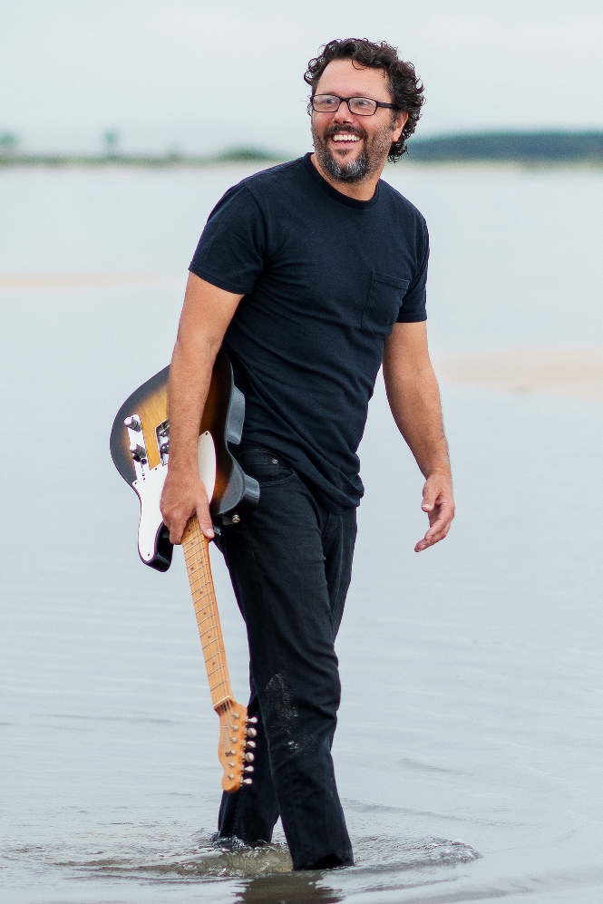 Duca Leindecker faz show de lançamento de novo álbum em Santa Maria