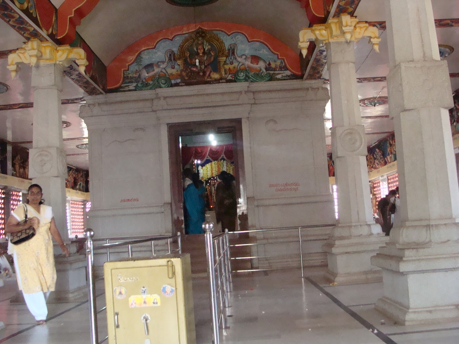 Bangalore Blogs: Choudeswari Temple Tiptur