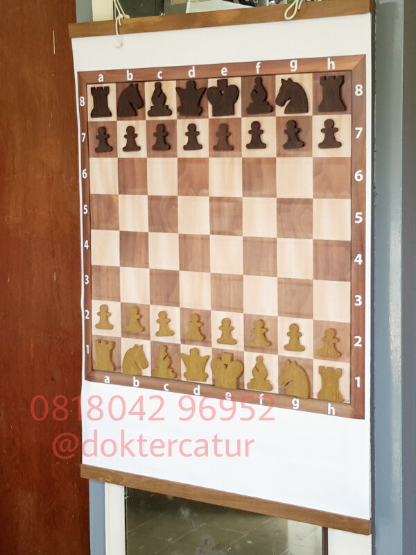 doktercatur: Papan peraga catur kayu besar gulung