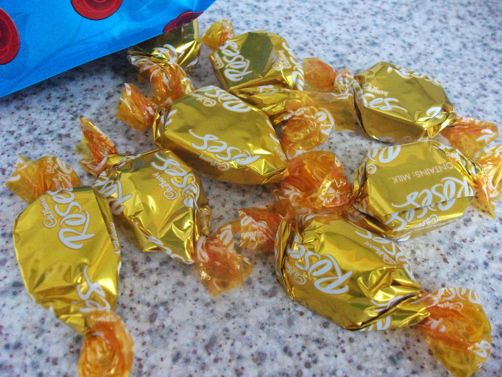 Cadbury Roses Favourites Bags: Golden Barrel & Strawberry Dream ...