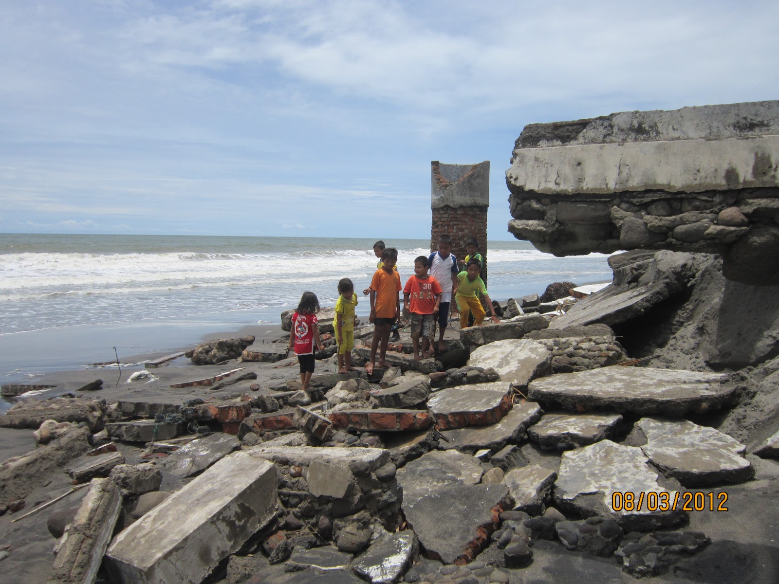 Pusdalops PB Provinsi Sumatera Barat: Abrasi Pantai Mengancam Pemukiman ...