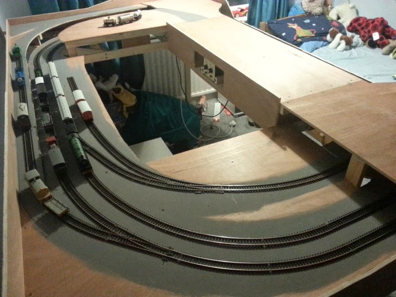 Michael's Model Railways: The Train Set Runs!