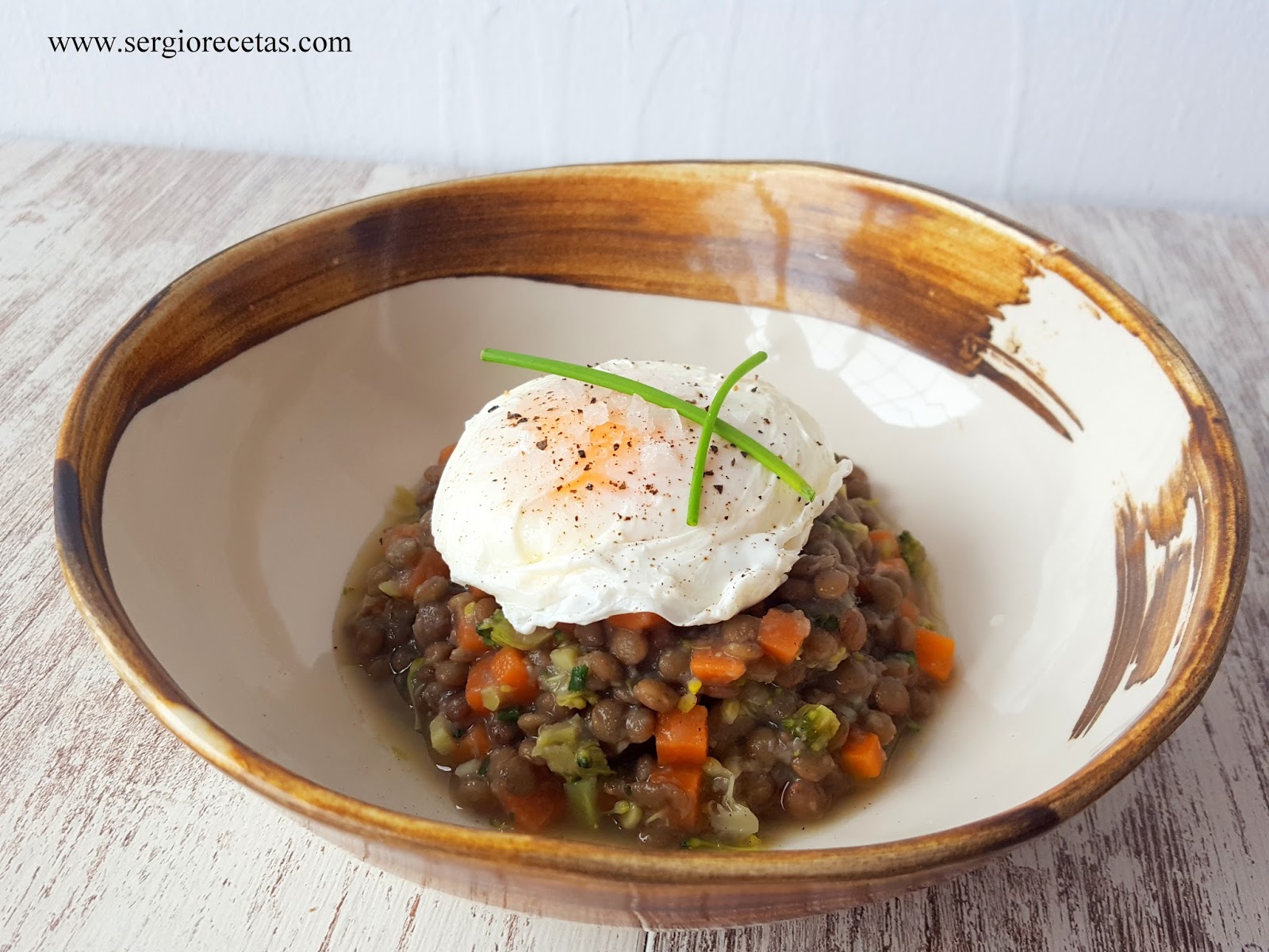 RealFood. Lentejas de verduras con huevo escalfado