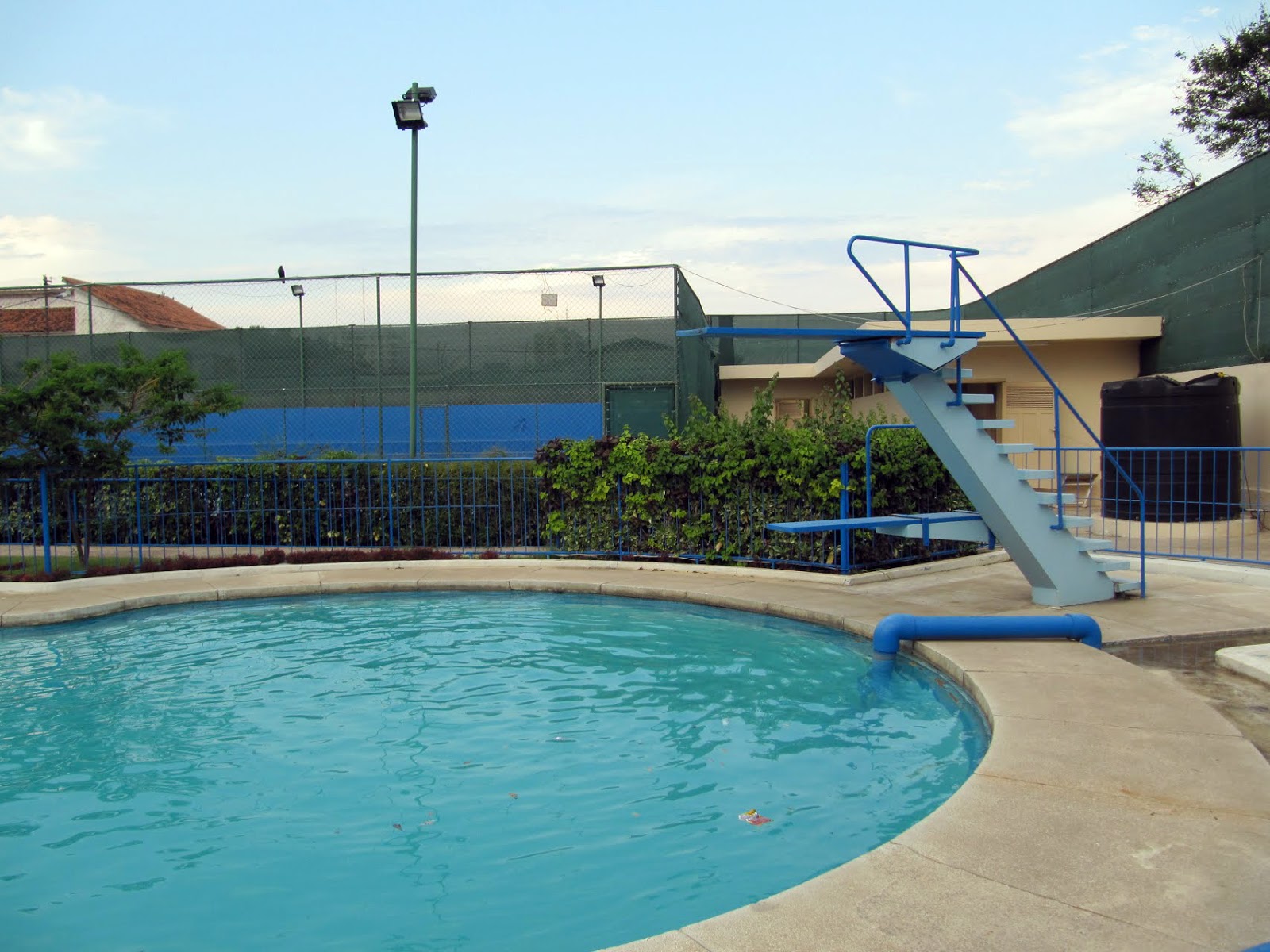 Piscinas do Clube Militar de Lourenço Marques, actual Escola Cinderella ...