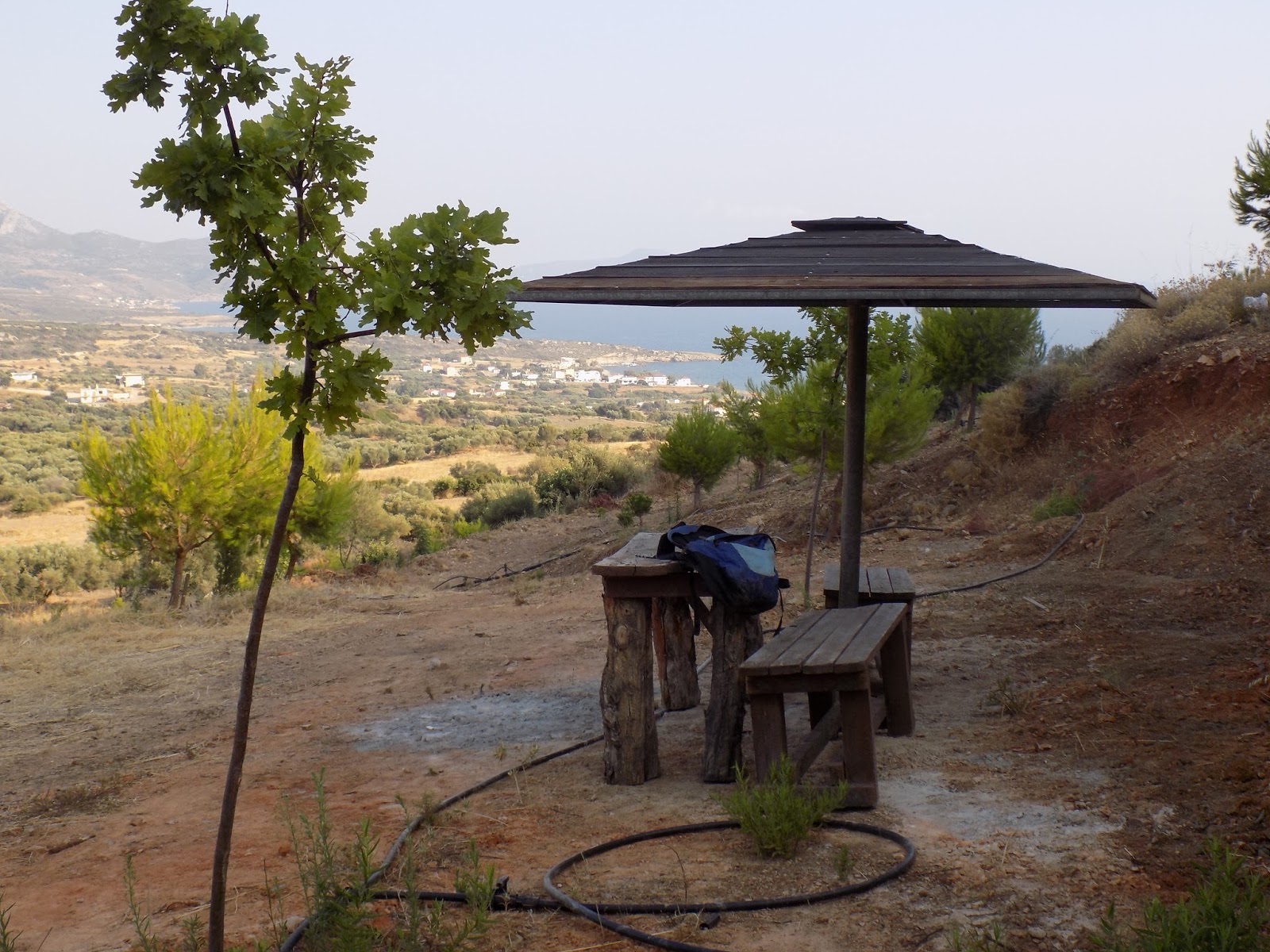 ELIKA-MARATHIAS: Τοποθετηθηκε ενα σκεπαστρο (τεντα) με δυο παγκακια και ...