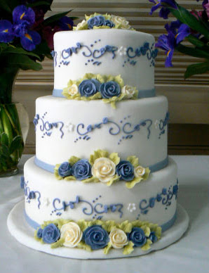 OohLaLa cakes: Multi-layer wedding cake with flower decorations