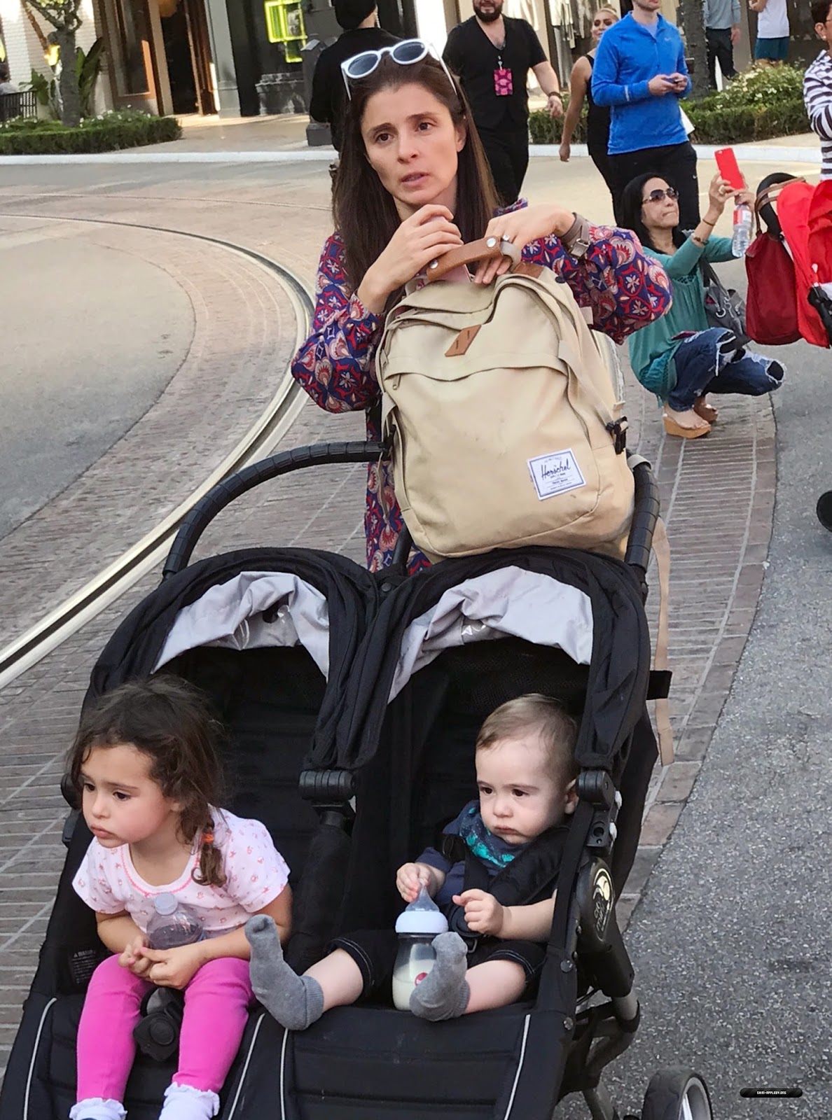Shiri Appleby || Shopping with her kids in Los Angeles | November 04 ...