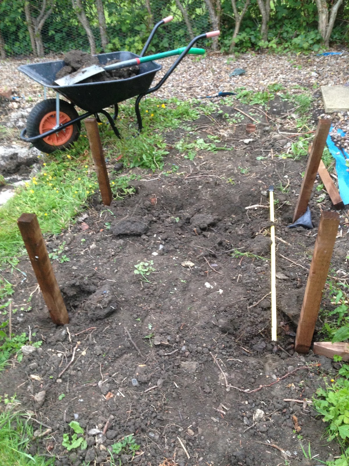 How to Build a Children's Sandpit | B&Q DIY Challenge ... The Yorkshire ...