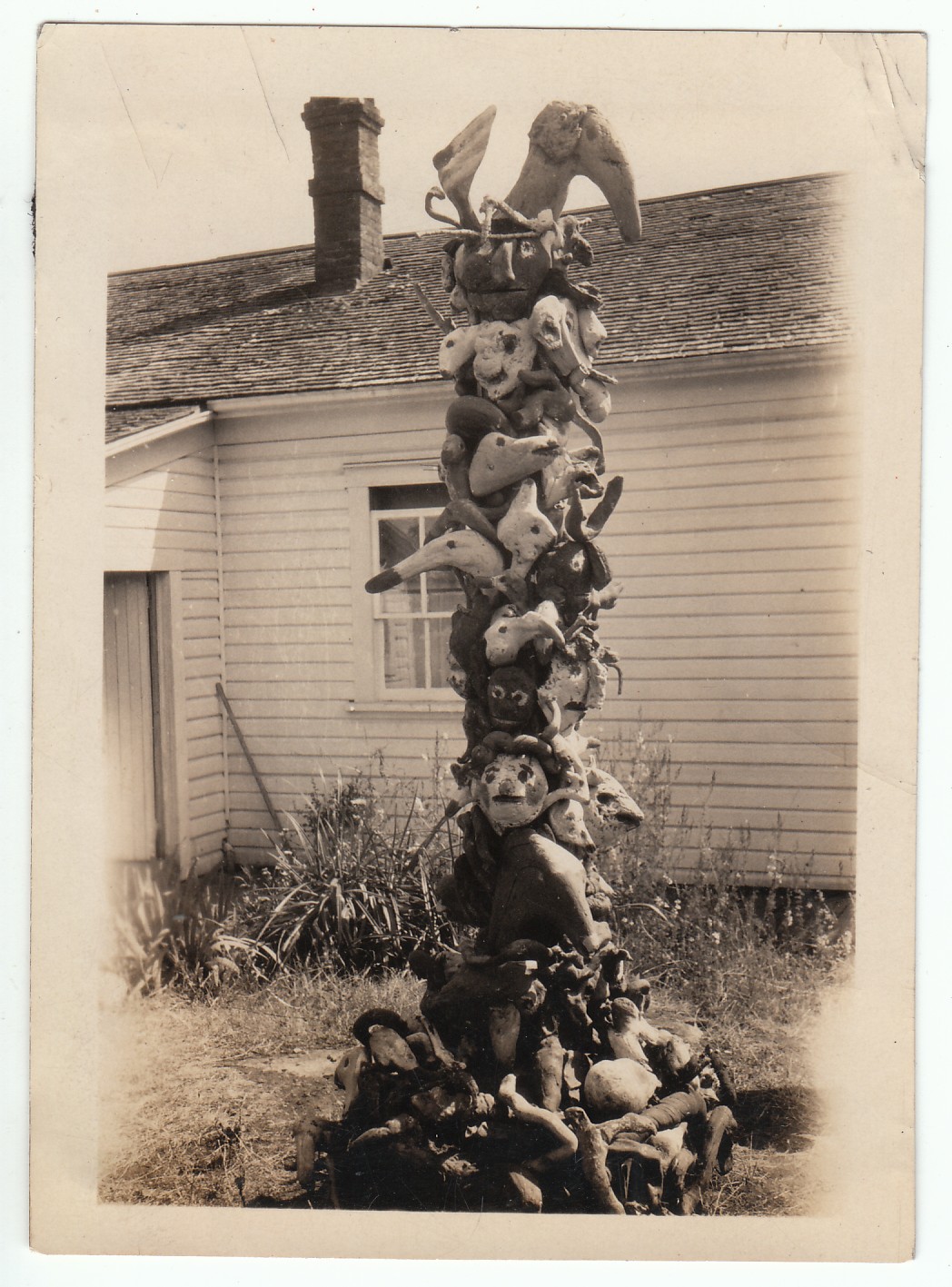 Dull Tool Dim Bulb: World's Most Strange Totem Pole Folk Art