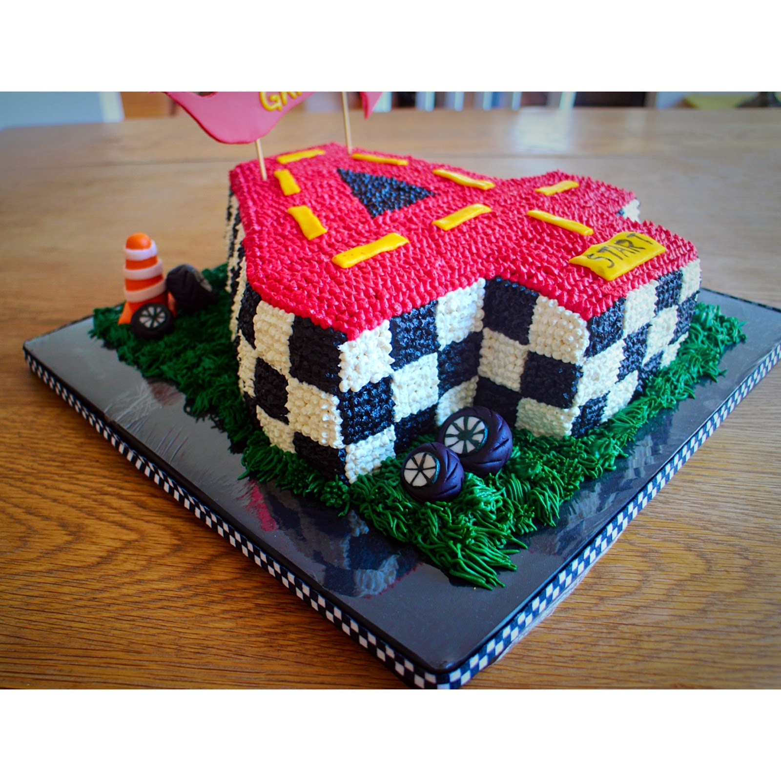Fabiana's Bakery: Hot Wheels/Cars Cake
