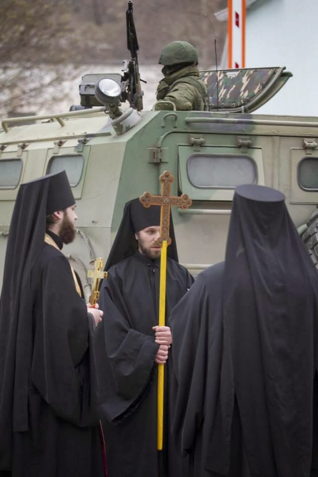 ΑΠΑΝΤΑ ΟΡΘΟΔΟΞΙΑΣ: Orthodox monks pray next to an armed serviceman in a ...