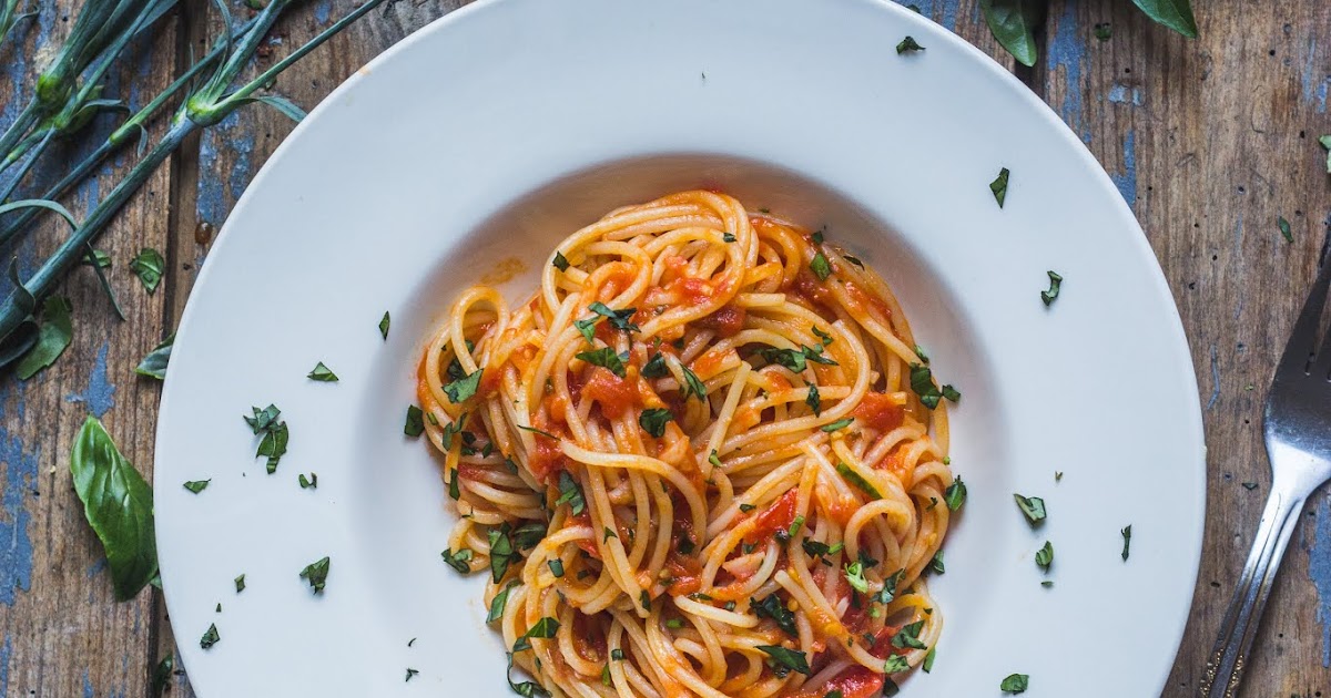 NAJPROSTSZY MAKARON. SPAGHETTI AL POMODORO | Wegan Nerd - roślinne ...