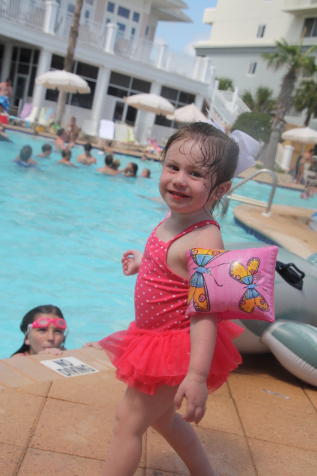 Mojoy: At the center pool.