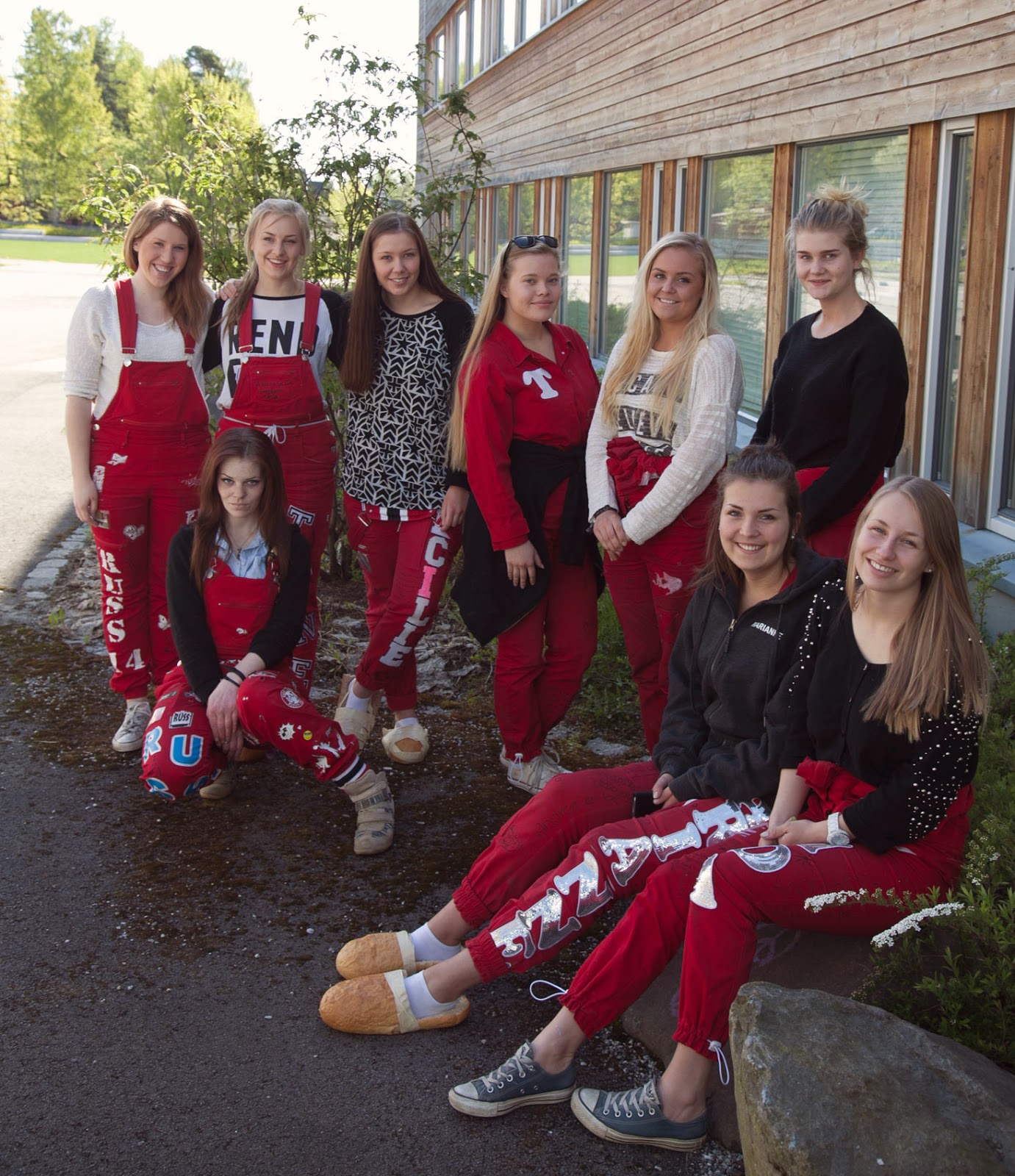 INTERIØR VG3: God 17. mai ønskes herved våre kjære russejenter!