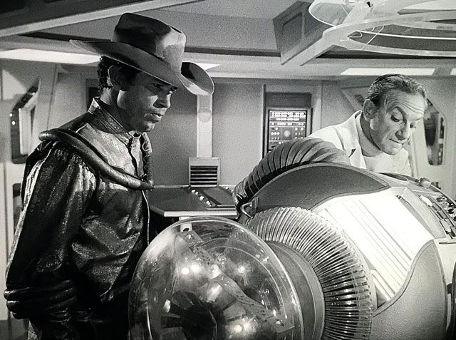 MUSINGS OF A SCI-FI FANATIC: Lost In Space S1 E6: Welcome Stranger