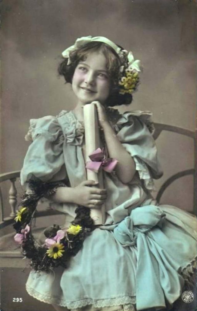 Innocent Beauty: Amazing Colorized Photos of Little Angels in the Early ...