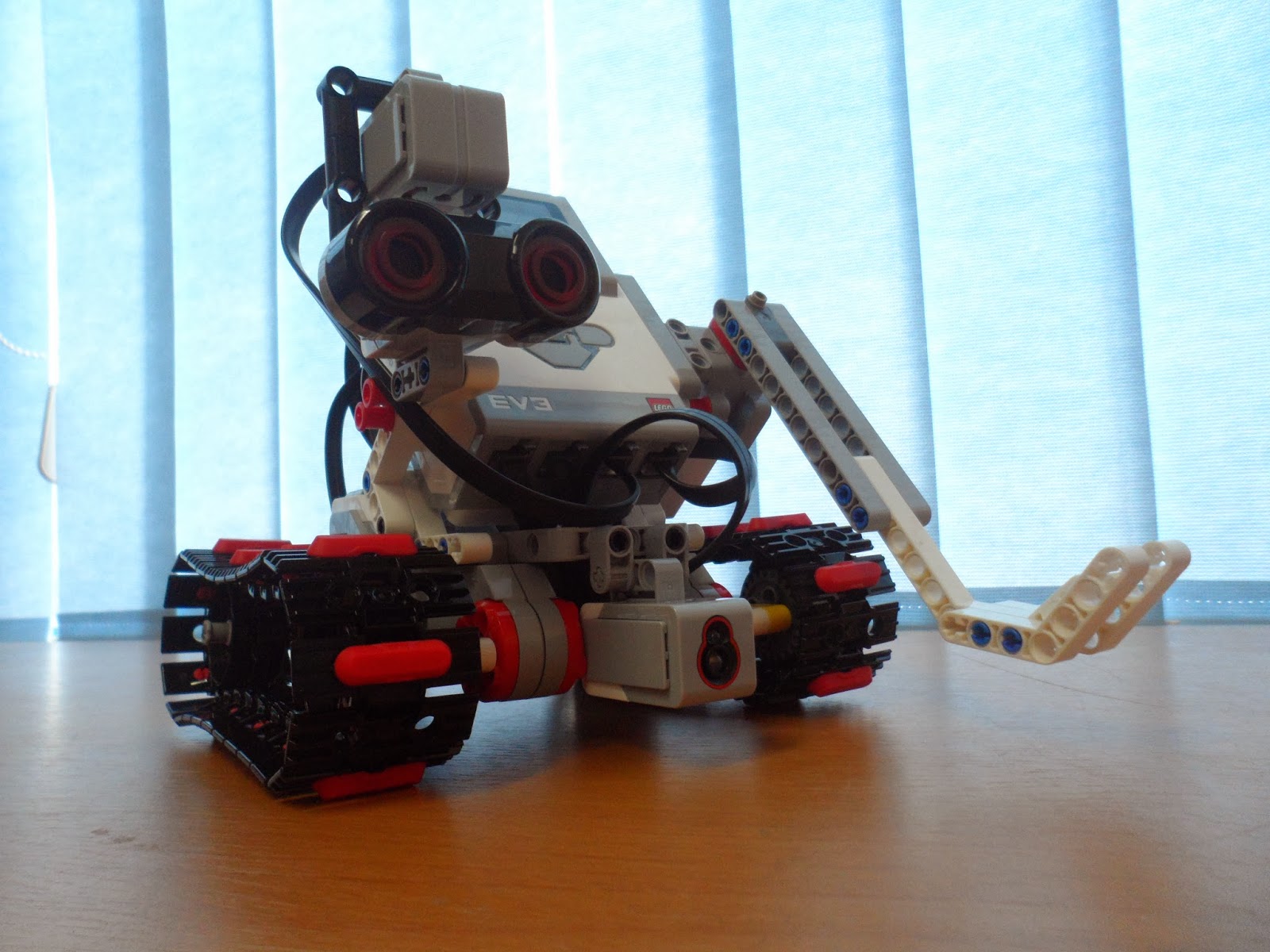 RoBoTiCS® education centre: Track Bot EV3